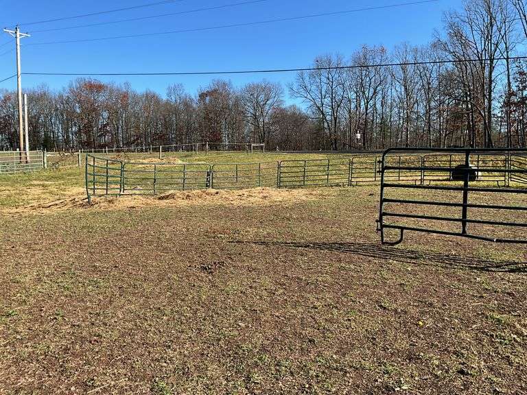 50' Round pen with gate, 13 panels, some have damage - Hurley Real ...