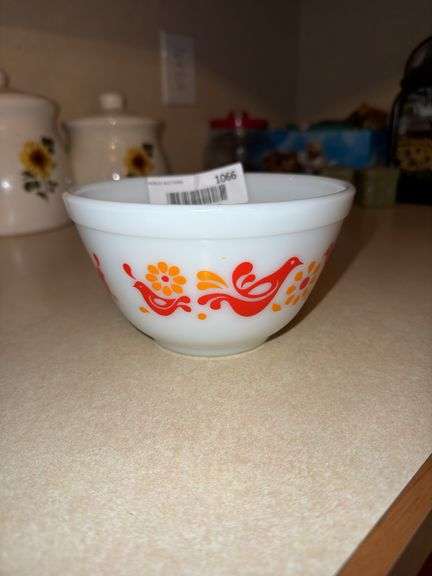 Pyrex Friendship mixing bowl - Hurley Real Estate & Auctions