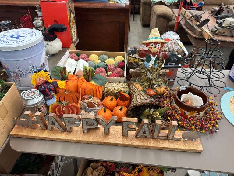 Fall decor lots to include wreaths - Hurley Real Estate & Auctions
