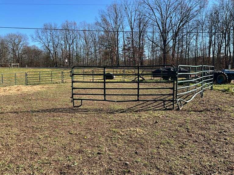 50' Round pen with gate, 13 panels, some have damage - Hurley Real ...
