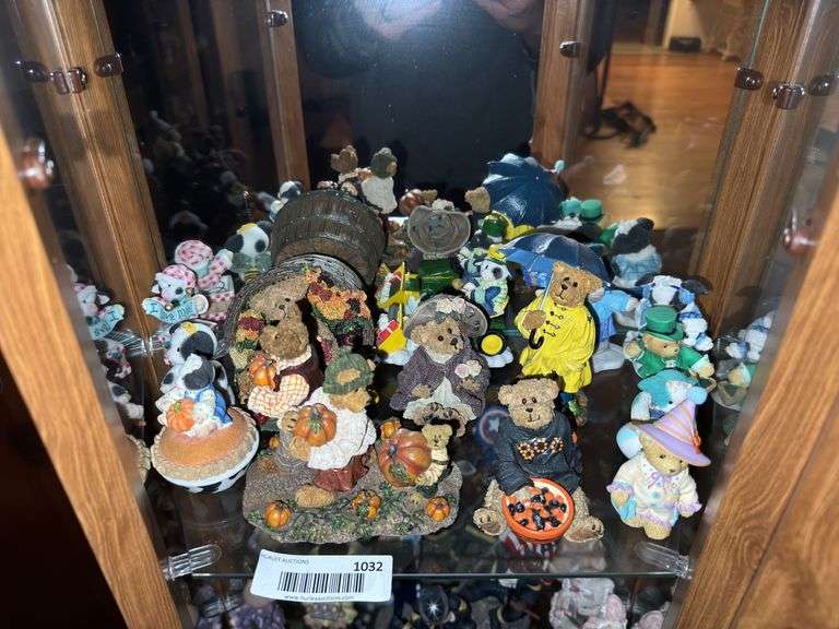 Shelf of Boyds Bear figures and Mary Moo Moos - Hurley Real Estate ...