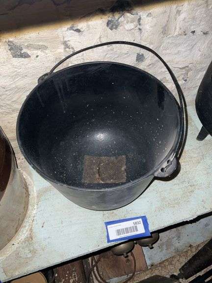 Cast iron kettle w/ bail handle - Hurley Real Estate & Auctions