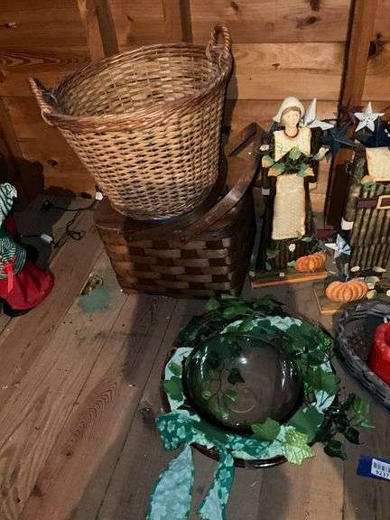Pilgrim figures, baskets, decor items - Hurley Real Estate & Auctions