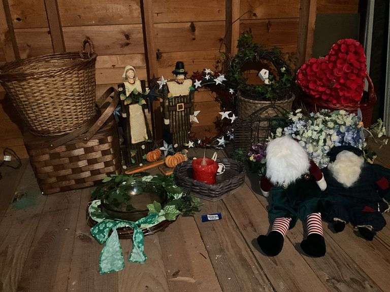 Pilgrim figures, baskets, decor items - Hurley Real Estate & Auctions