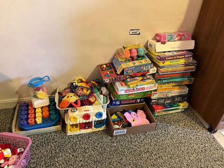 Misc lot of toys & games - Hurley Real Estate & Auctions