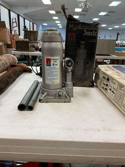 6-ton hydraulic jack in box - Hurley Real Estate & Auctions
