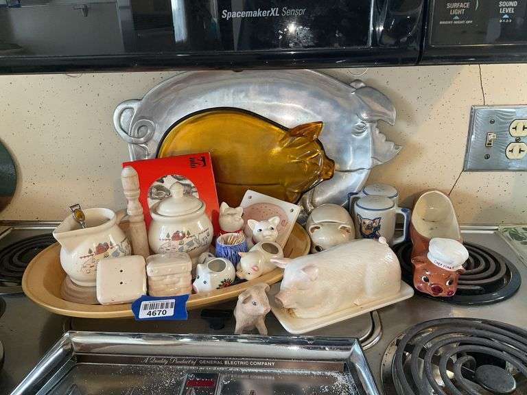 Pig theme kitchenware collection - Hurley Real Estate & Auctions