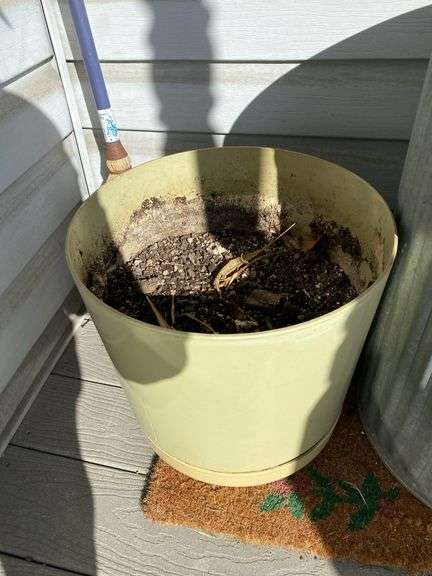Metal and plastic garbage cans, flowerpot, door mats - Hurley Real Estate & Auctions