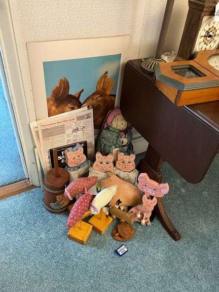 Pig theme decor items - Hurley Real Estate & Auctions