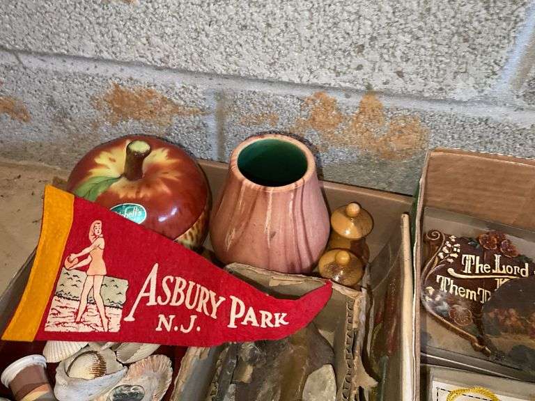 Vintage souvenirs and collectibles lot - Hurley Real Estate & Auctions