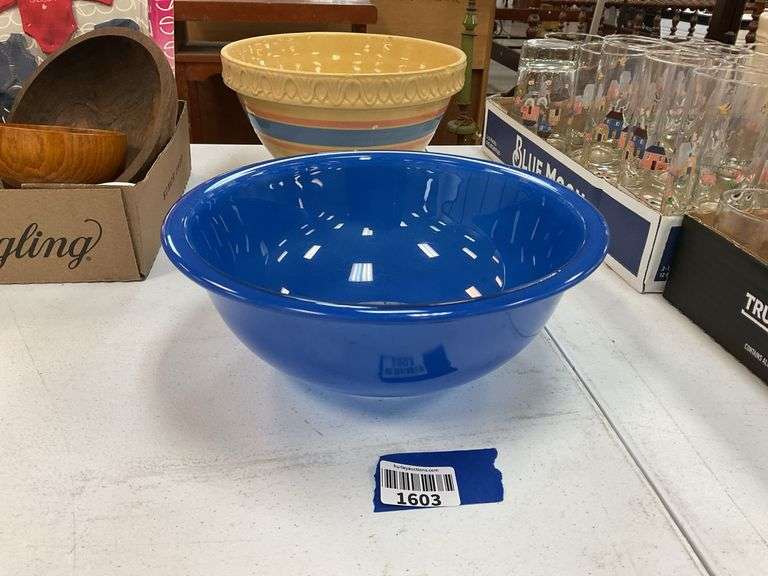 Blue Pyrex mixing bowl - Hurley Real Estate & Auctions