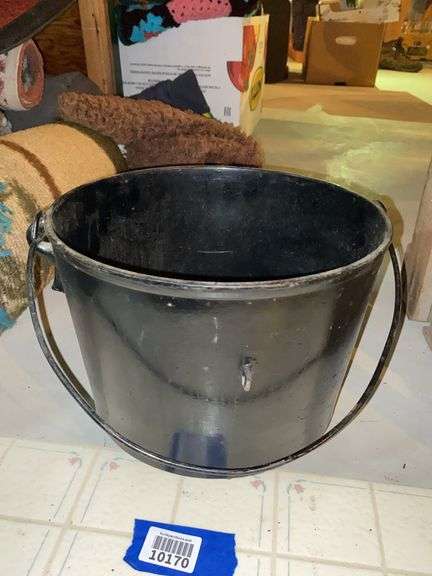 Cast iron bucket w/ bail handle - Hurley Real Estate & Auctions