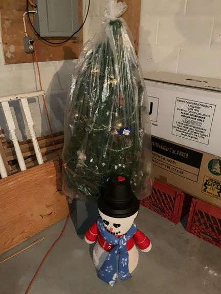 Decorated faux Christmas tree, and flowerpot snowman - Hurley Real ...