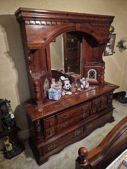 Bassett Furniture dresser w/ turned half columns, rear mirrored section ...