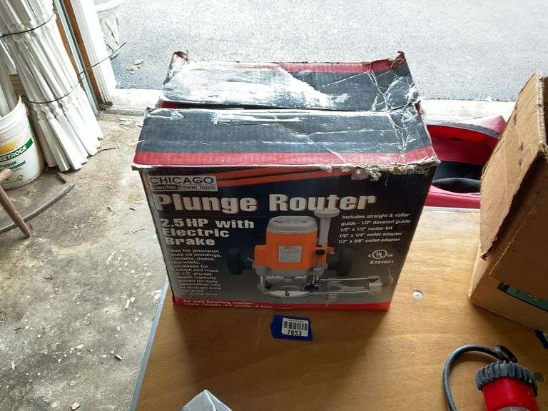 Chicago Electric plunge router in box - Hurley Real Estate & Auctions