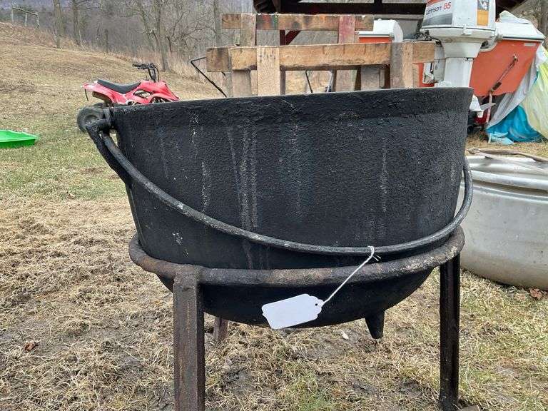 Butcher kettle, 3 foot - Hurley Real Estate & Auctions