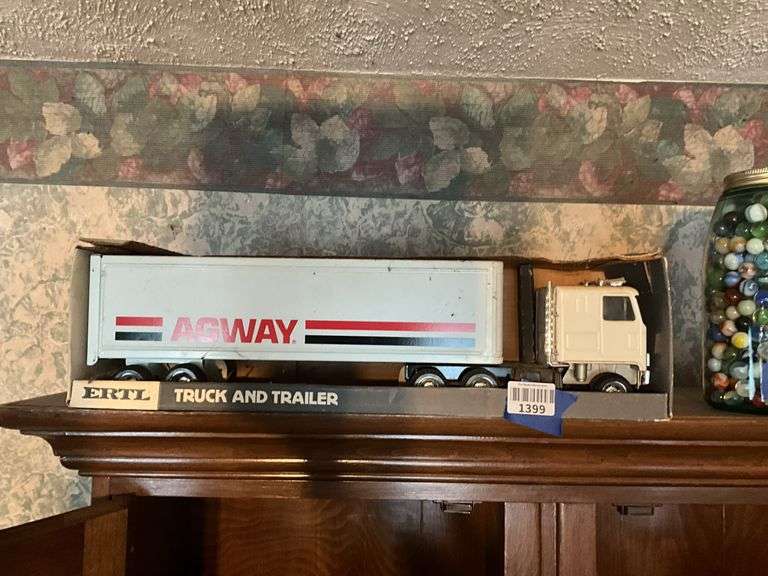 Ertl model truck in box - Hurley Real Estate & Auctions