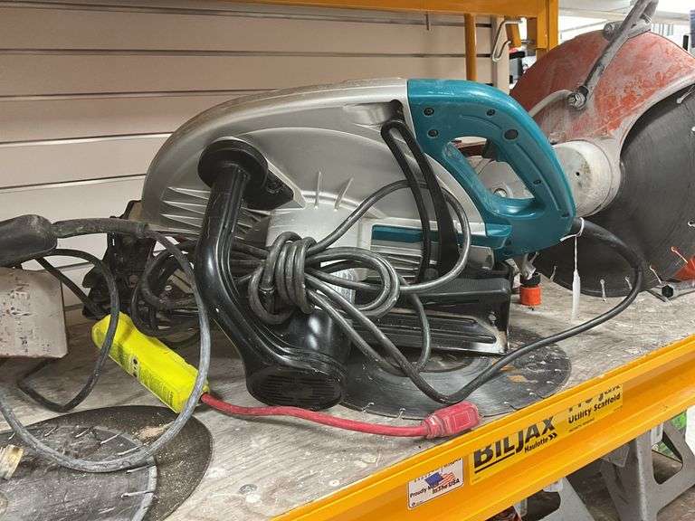 Makita 5402NA Beam Saw Ideal for cutting large timber, pressure treated ...