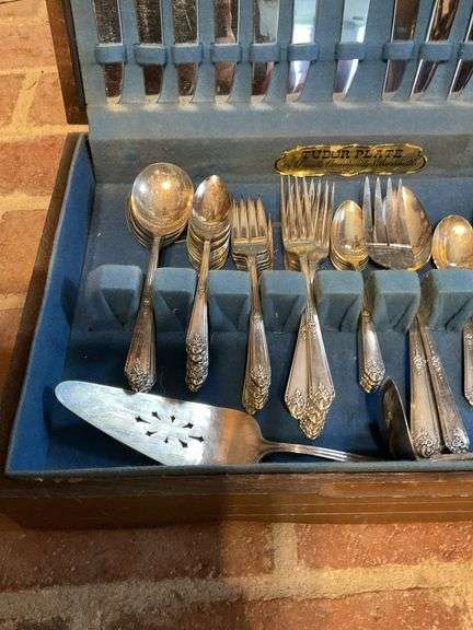 Oneida plated flatware set in case - Hurley Real Estate & Auctions