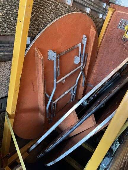 Two 5' round tables, by the piece, take 2 *** The photo is a ...