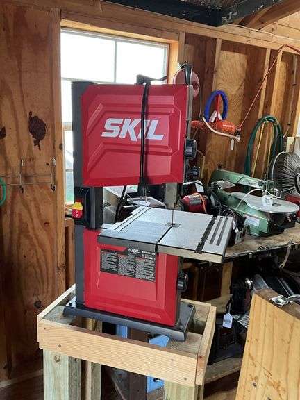 Skil bench top band saw BW9501-00 on stand - Hurley Real Estate & Auctions