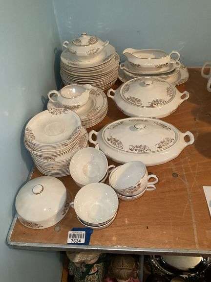 Vintage daisy dinnerware set - Hurley Real Estate & Auctions