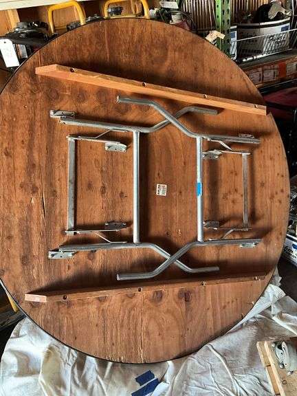 Two 5' round tables, by the piece, take 2 *** The photo is a ...