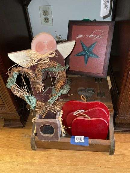 Wooden country decor items lot - Hurley Real Estate & Auctions