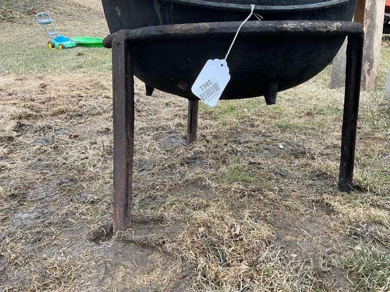 Butcher kettle, 3 foot - Hurley Real Estate & Auctions