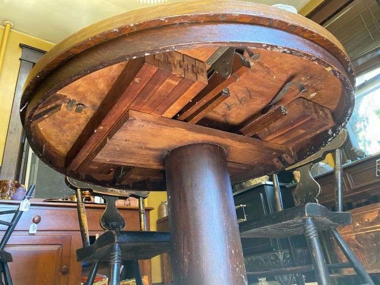 Round oak pedestal table w/ scroll feet - no contents 42x42x29.5 ...