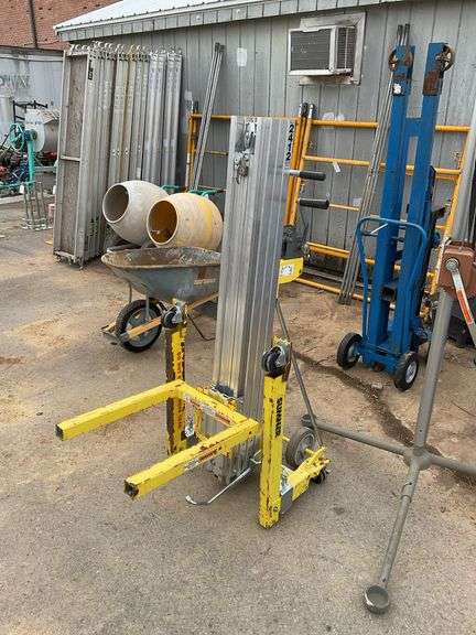 Sumner 2400 Compact Equipment lift 12' (3.7 m) & 16' (4.9 m) lifts ...