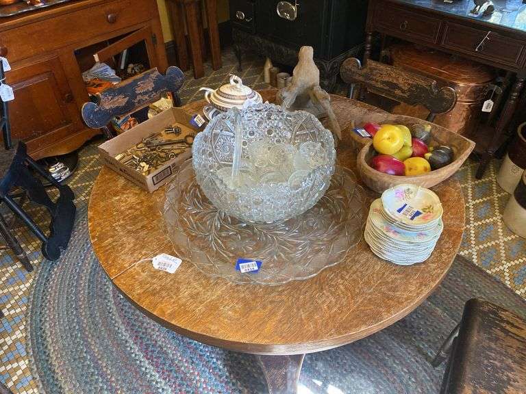 Round oak pedestal table w/ scroll feet - no contents 42x42x29.5 ...