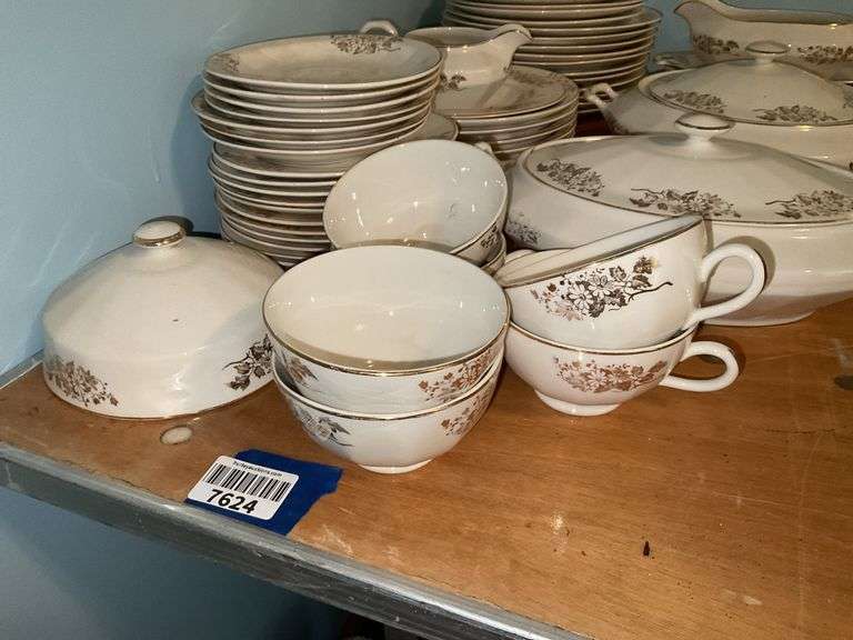 Vintage daisy dinnerware set - Hurley Real Estate & Auctions
