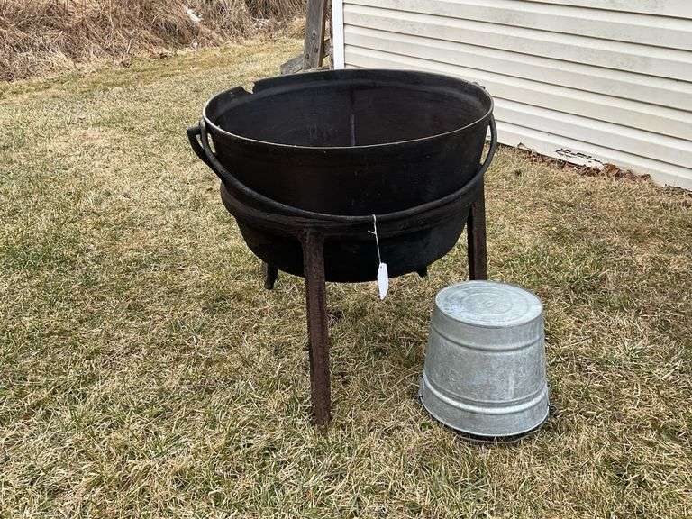 Butcher kettle, 3 foot - Hurley Real Estate & Auctions