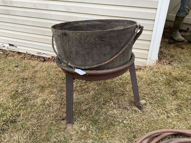 Butcher kettle, 3 foot - Hurley Real Estate & Auctions
