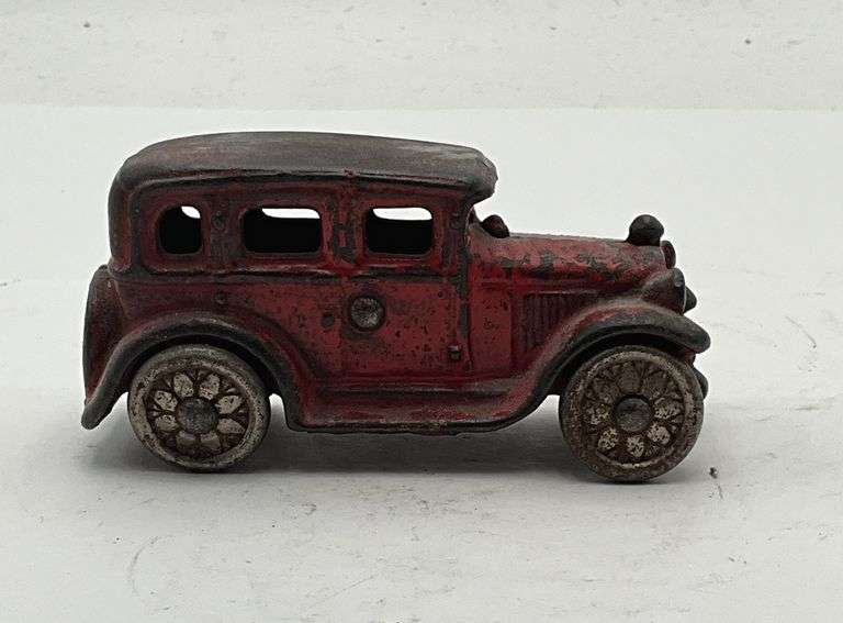 Cast iron toy sedan car - Hurley Real Estate & Auctions