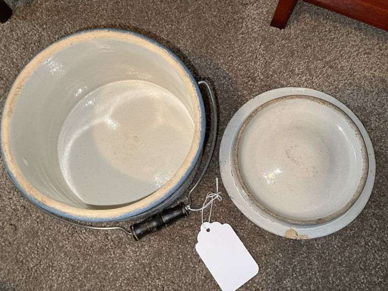 Blue & White stoneware Butterfly butter tub w/ lid, note roughness to ...