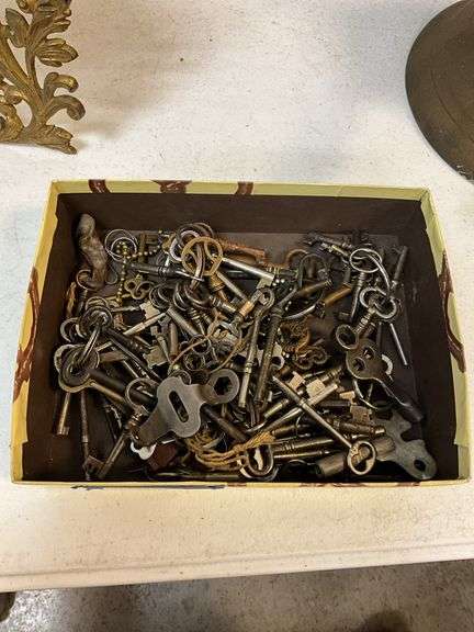 Boxlot of skeleton keys, clock key - Hurley Real Estate & Auctions