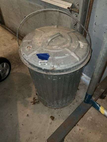 Metal garbage can w/ lid - Hurley Real Estate & Auctions