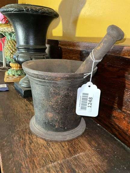 Cast iron mortar and pestle - Hurley Real Estate & Auctions