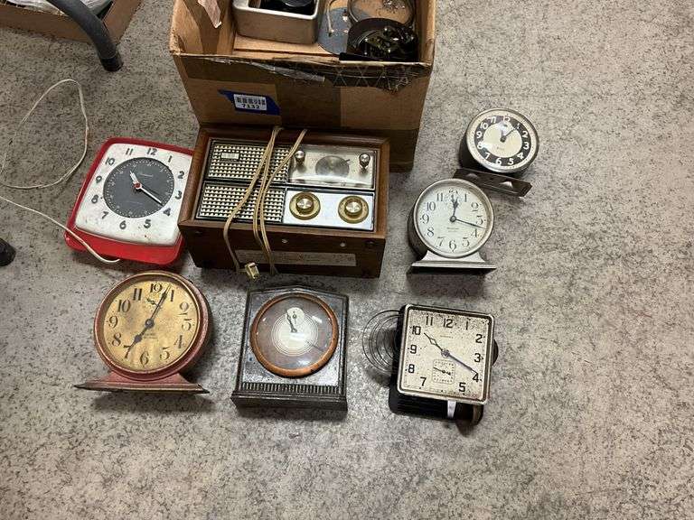 Vintage alarm clocks, wall clock, radio - Hurley Real Estate & Auctions