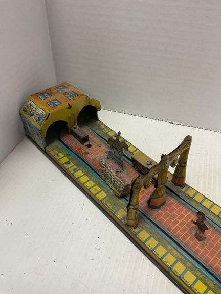 MARX litho tin wind-up toy Main Street - Hurley Real Estate & Auctions