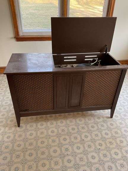 Emerson solid states stereophonic AM/FM radio record player cabinet ...