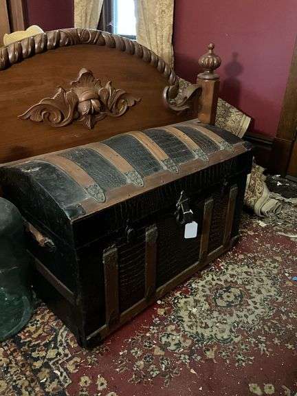 Victorian camel back trunk w/ interior tray 32x17.5x27 - Hurley Real ...