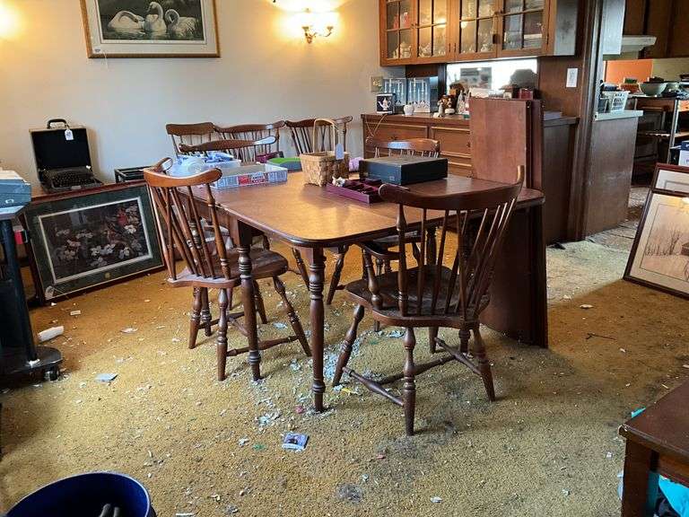 Drop leaf extension dining table w/ two leaves, table pads, and set of ...