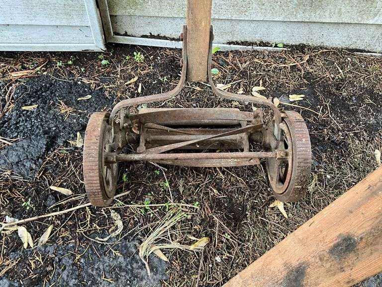 Vintage push mower - Hurley Real Estate & Auctions