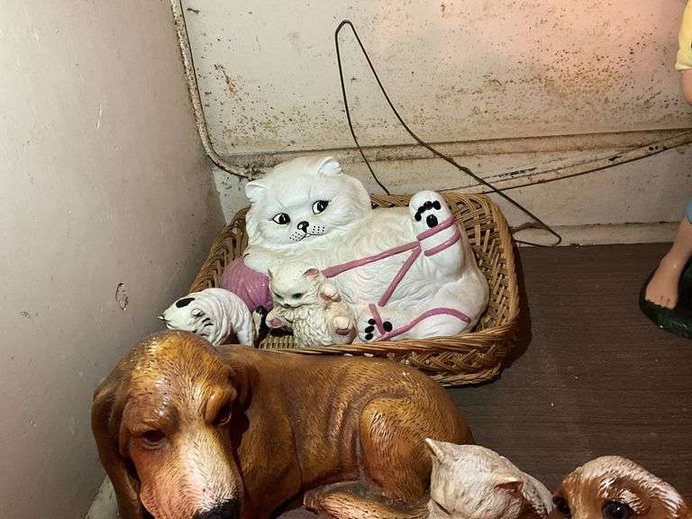 Resin & ceramic cats & dogs - Hurley Real Estate & Auctions