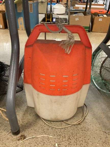 Plano Troll bait bucket - Hurley Real Estate & Auctions