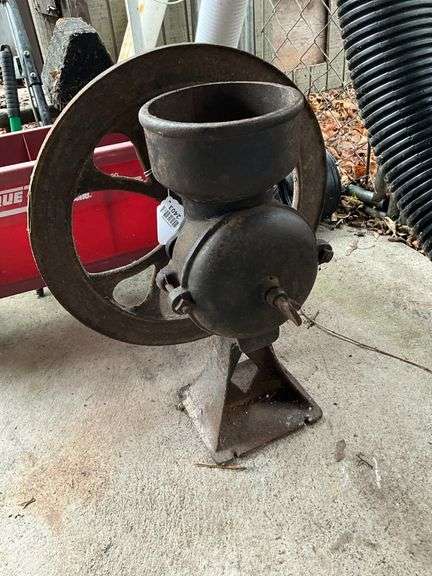 Vintage hand crank grain mill - Hurley Real Estate & Auctions