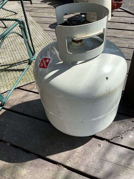 Full propane tank - Hurley Real Estate & Auctions